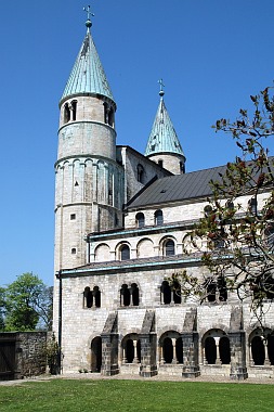 Gernrode - Stiftskirche St. Cyriakus von Außen (Bilder/Fotos) Straße ...